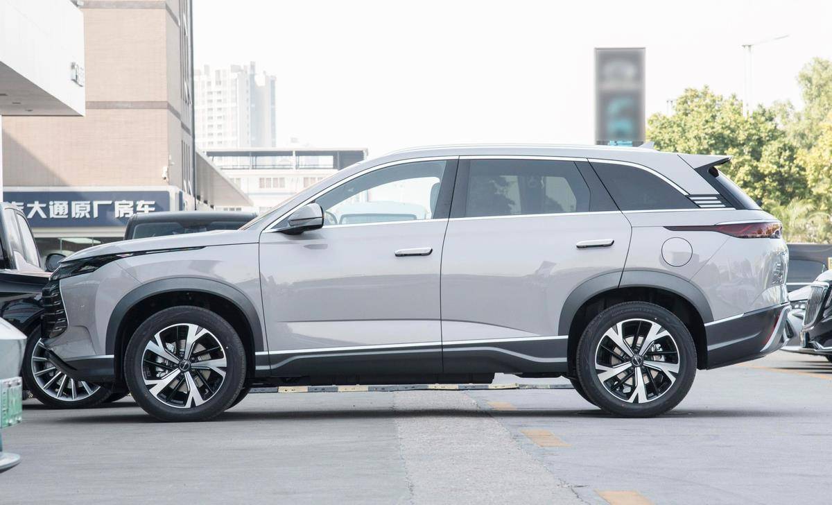 综合续航1200km，轴距2820mm，这款中型SUV适合家用_搜狐汽车_搜狐网