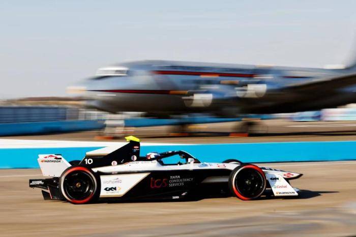 捷豹TCS车队征战雅加达，XFL在极致操控与时尚优雅间自如切换！_搜狐汽车_搜狐网