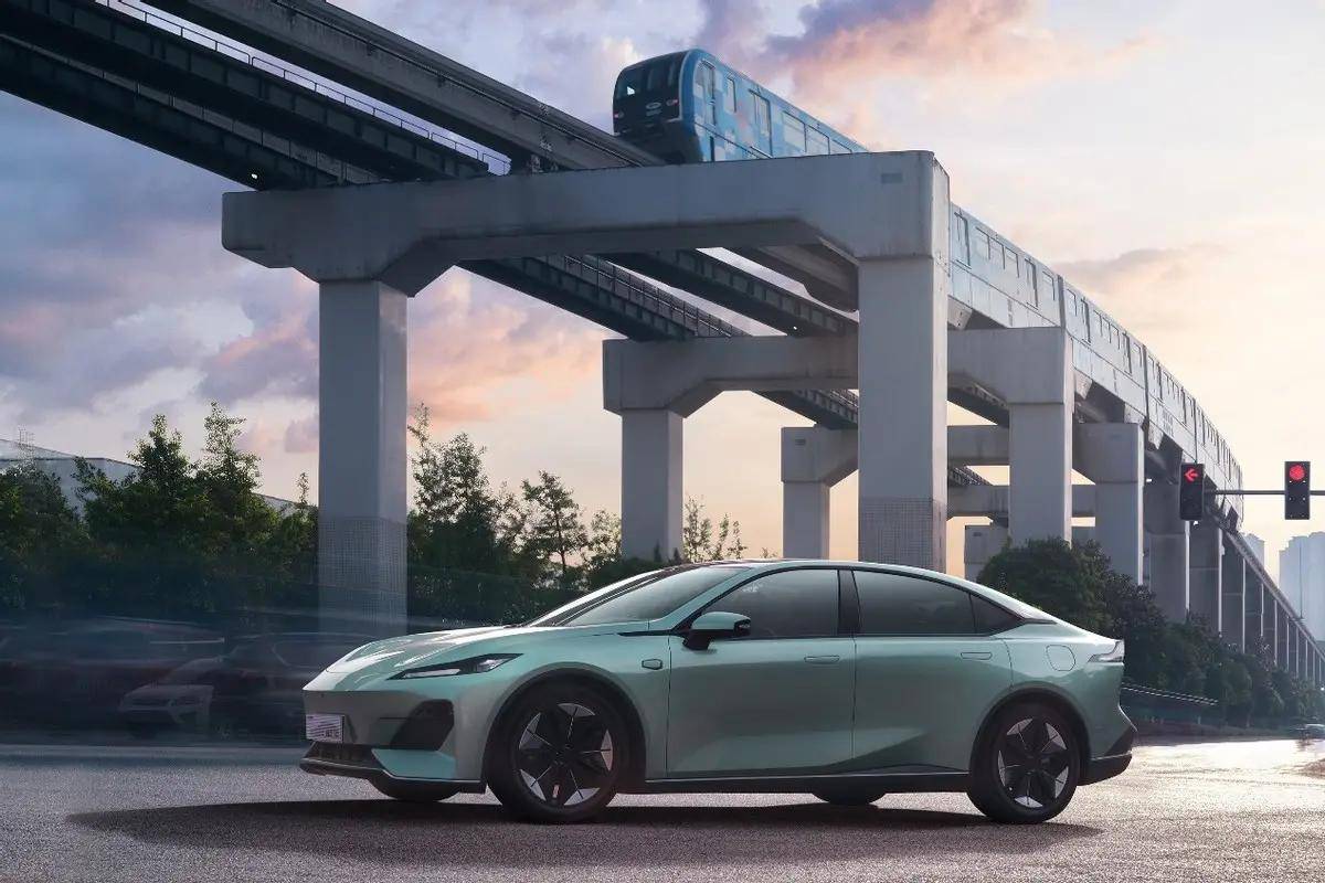 深蓝SL03增程版对比比亚迪汉DM-i，颜值实力棋逢对手_搜狐汽车_搜狐网