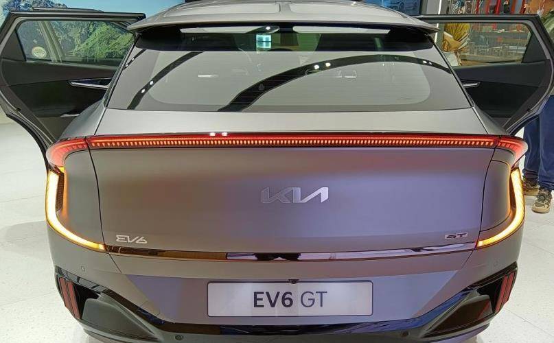 支持800V快充，零百加速3.5秒，起亚进口EV6正面叫板蔚来ES6_搜狐汽车_搜狐网