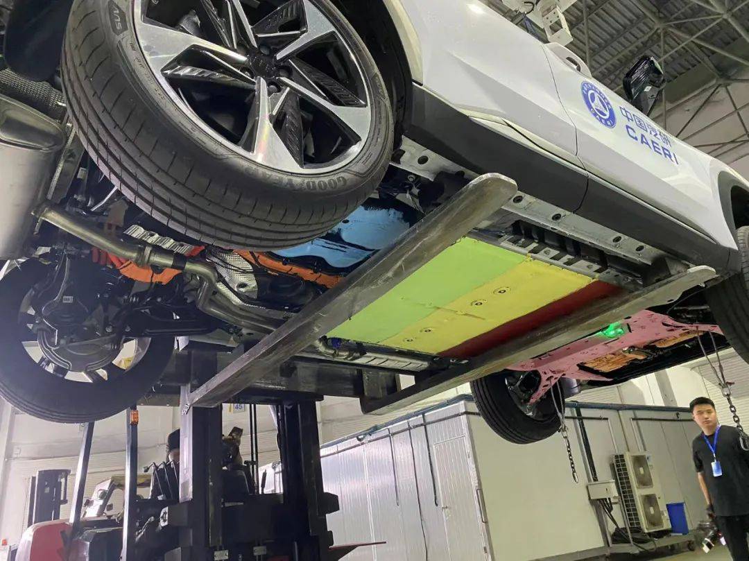 针刺仅是入门标准，吉利神盾电池的“硬碰硬”测试才是最高标准！_搜狐汽车_搜狐网