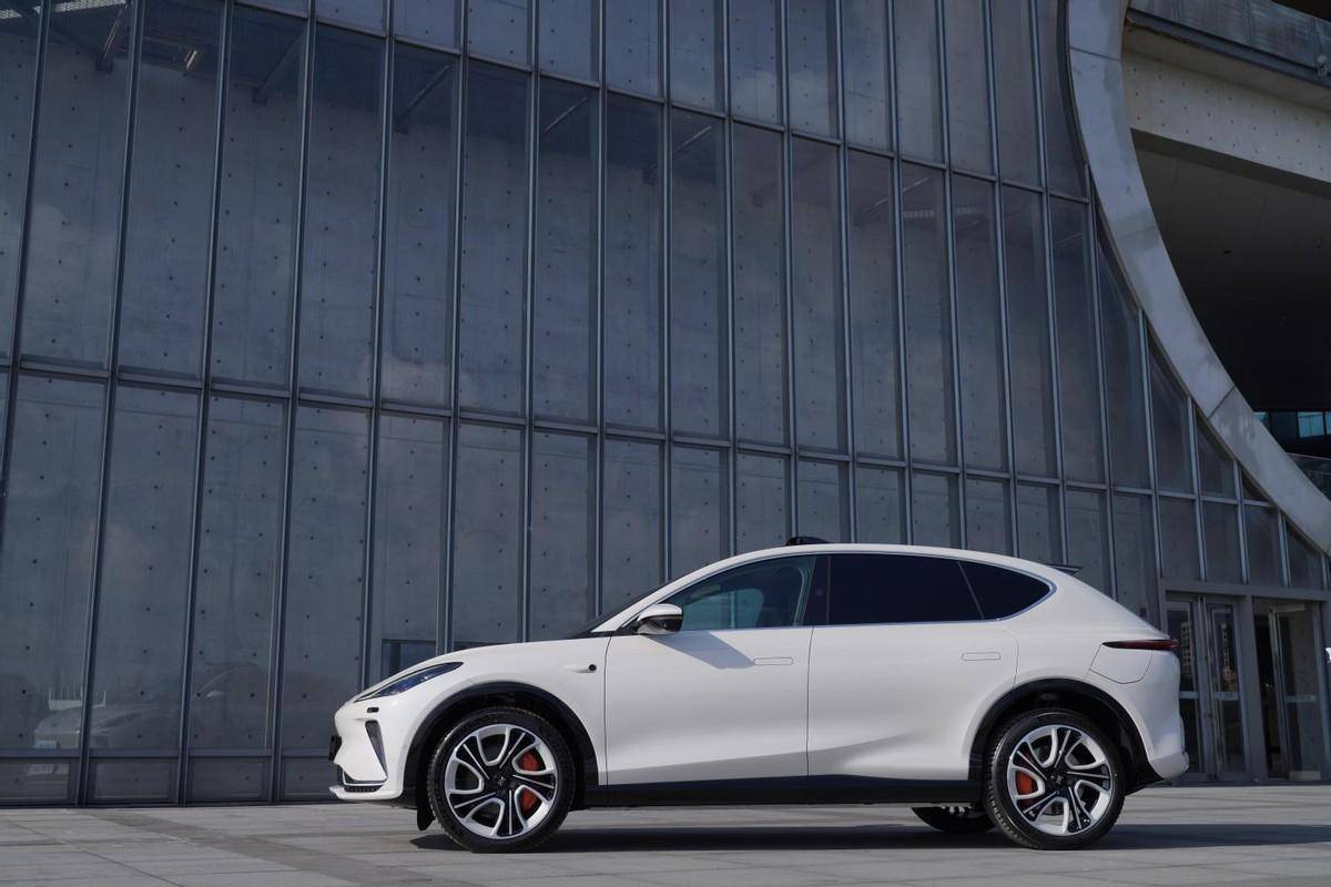 中大型新能源SUV杀疯了，智己LS7到底凭什么硬实力干掉理想L7、蔚来ES6？_搜狐汽车_搜狐网