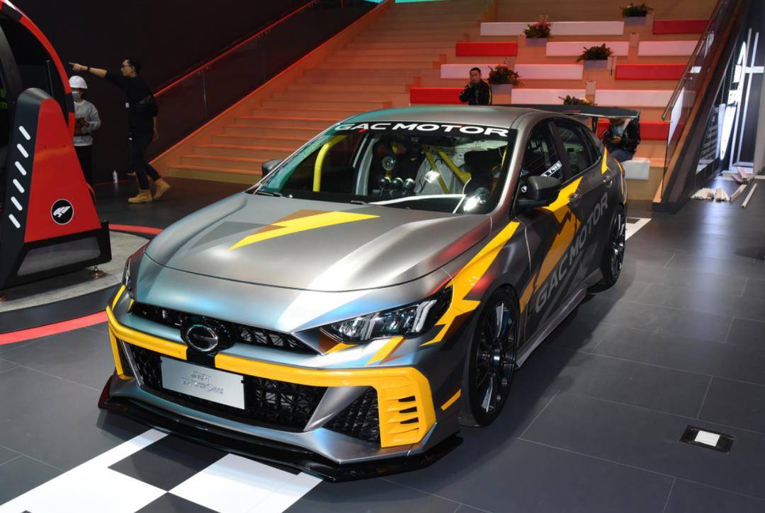 广汽赛车登场炫技，大尾翼＋四排气！换挡一根大铁棒_搜狐汽车_搜狐网