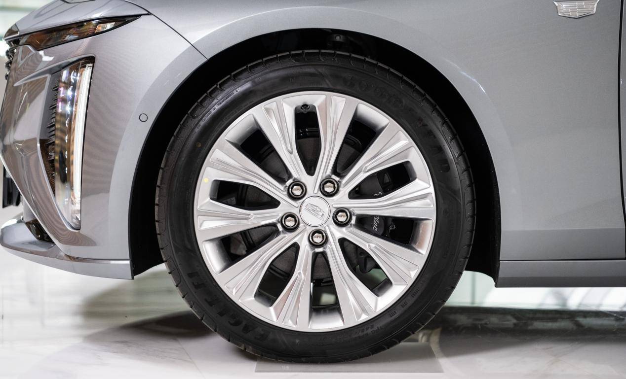 实拍凯迪拉克全新CT6：35.97万起售，旗舰气场依旧，智能化提升_搜狐汽车_搜狐网