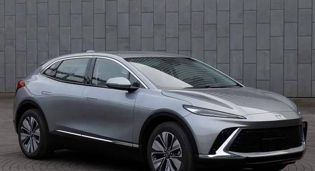 对标比亚迪唐ev，别克e4实车上路，运动感强烈，内饰优势明显 搜狐汽车 搜狐网