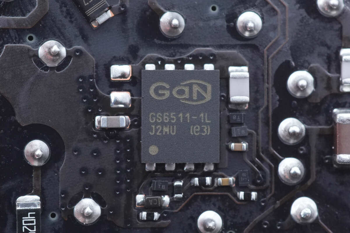 依旧采用氮化镓黑科技，比原装67W还小，苹果新款70W充电器拆解_设计_模块_外壳