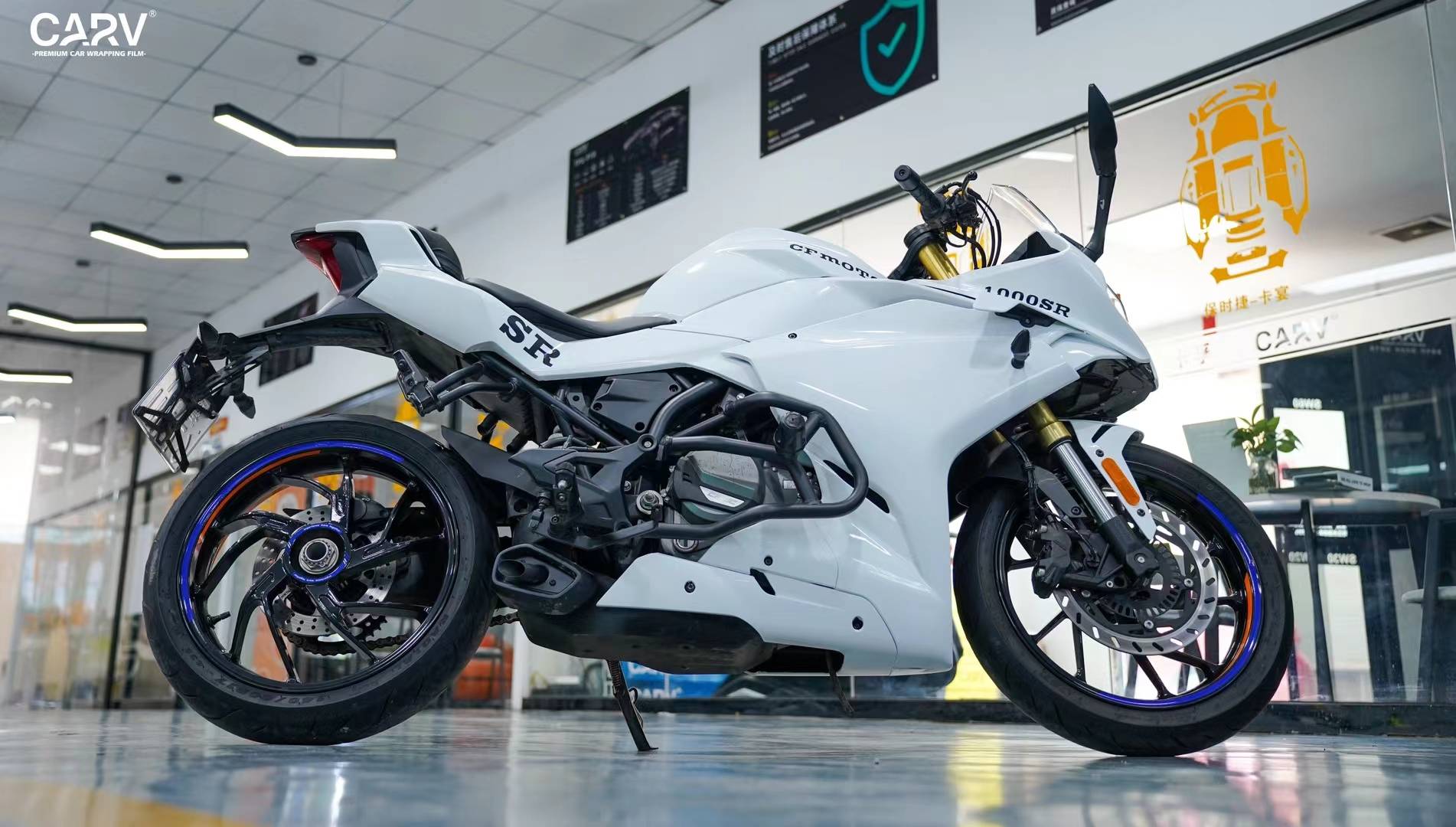 春风1000SR卡孚改色膜白金水晶白，晶莹柔亮的颜色_搜狐汽车_搜狐网