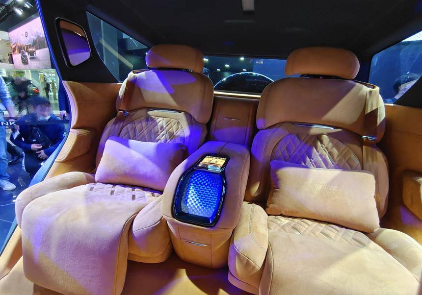 坦克700亮相，外观颇具机甲风，配3.0T动力＋纵置9AT，还带空气悬_搜狐汽车_搜狐网