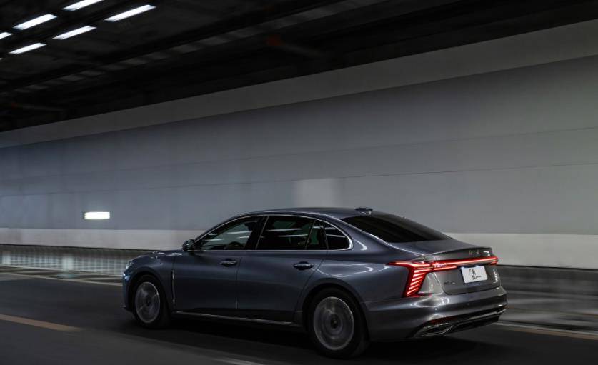 设计与H9同步，还有2.0T+8AT，新红旗H5真的是“更小更精致”吗？_搜狐汽车_搜狐网