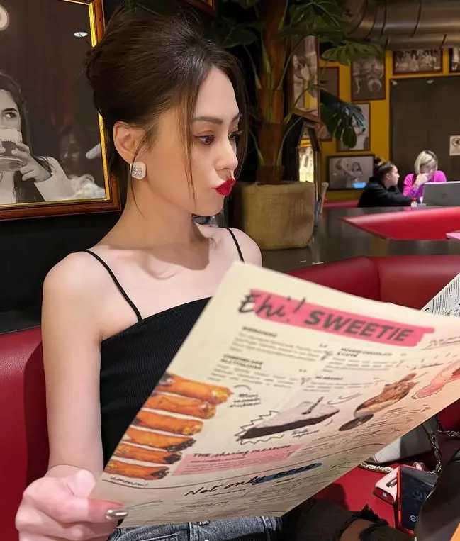 42岁阿娇瘦成“纸片人”，穿泳装小蛮腰抢镜，双手暴露了真实年龄 -6parkbbs.com