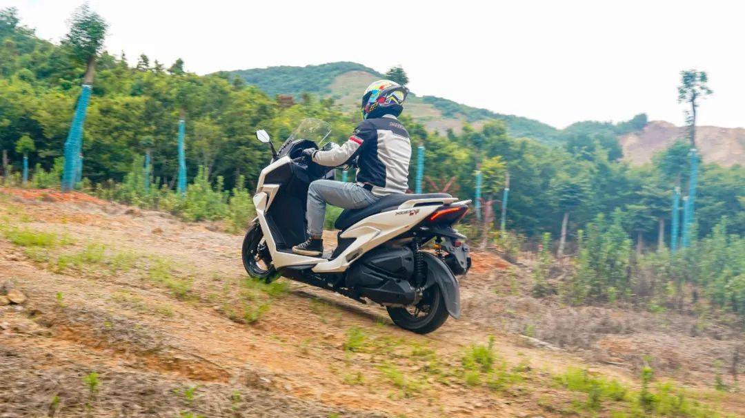 操控惊艳的大平踏—26999光阳ST250摩智测评_搜狐汽车_搜狐网