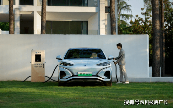 猎装轿跑SUV有多炸裂，新手也能玩漂移，腾势N7颠覆传统BBA_搜狐汽车_搜狐网