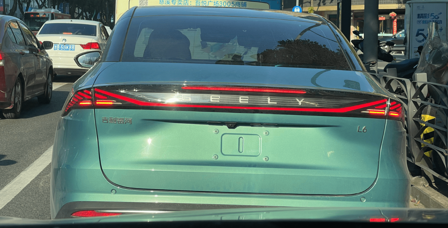 吉利银河L6现身街头，大过秦PLUS，续航超1370km，比亚迪不香了？_搜狐汽车_搜狐网
