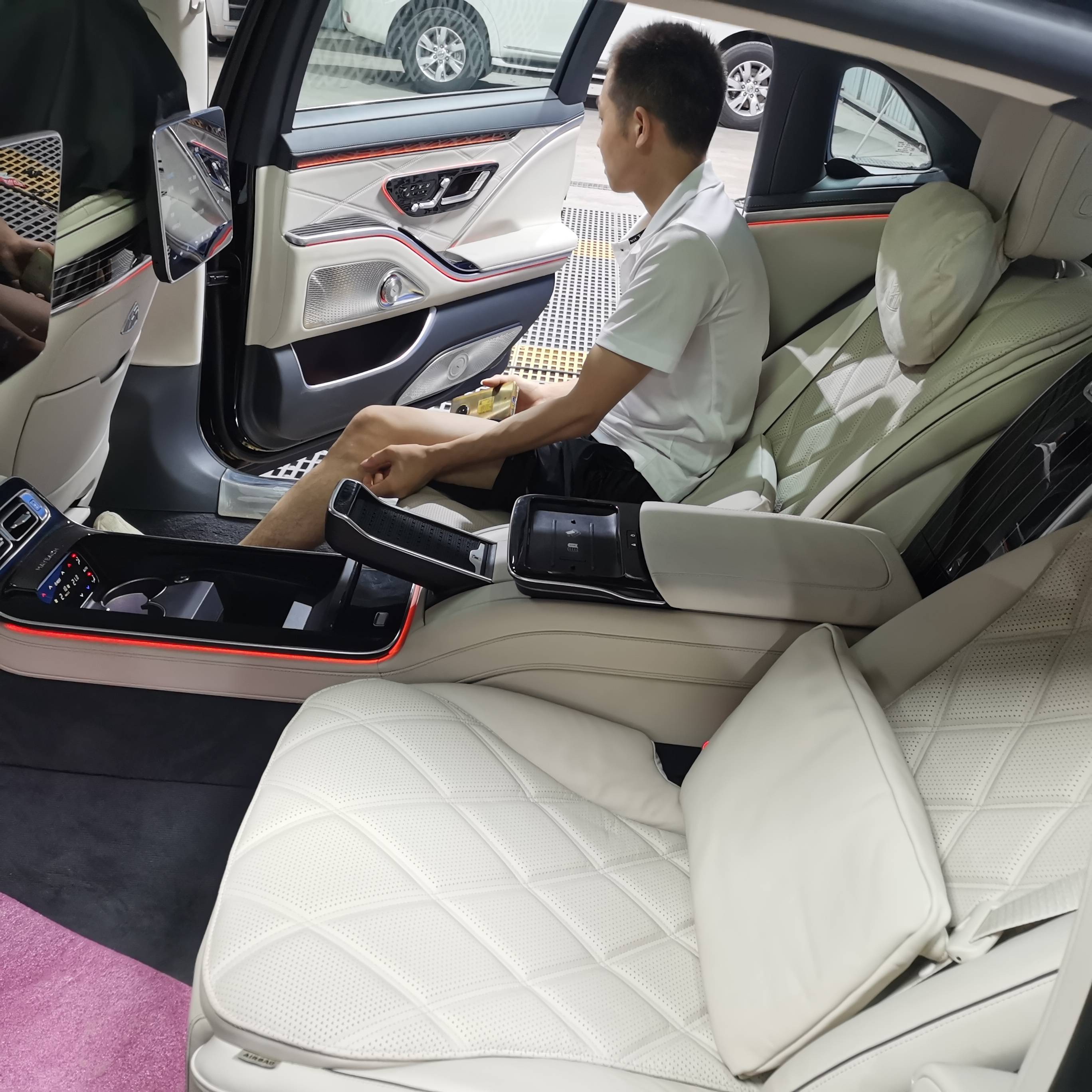 23款迈巴赫S480新提车升级头等舱行政四座，五座改四座案例改装_搜狐汽车_搜狐网