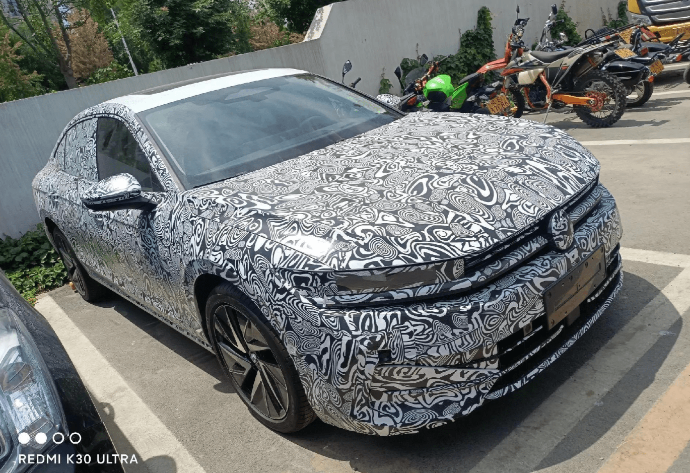 新一代迈腾B9实车曝光，配贯穿尾灯+三大屏，或换奥迪A8L同款2.0T_搜狐汽车_搜狐网