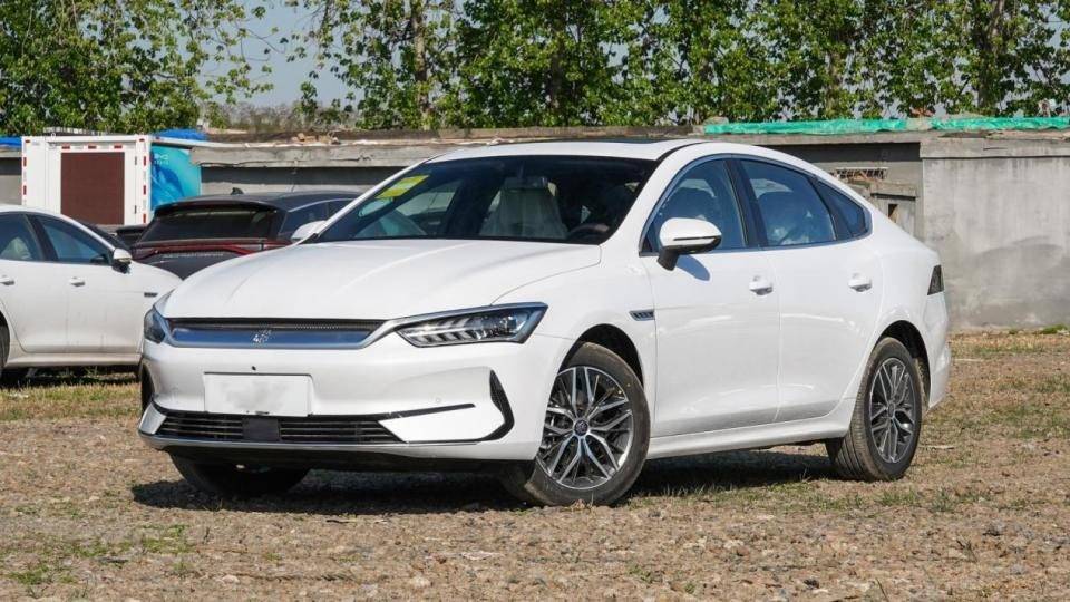 15万买辆新能源轿车，零跑C01和秦PLUS EV谁靠谱？_搜狐汽车_搜狐网