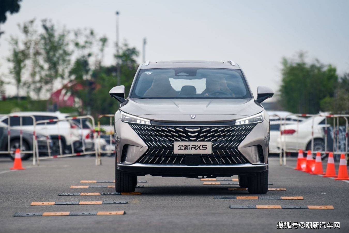 同为12万元SUV，荣威RX5和长安CS75PLUS该如何选？_搜狐汽车_搜狐网