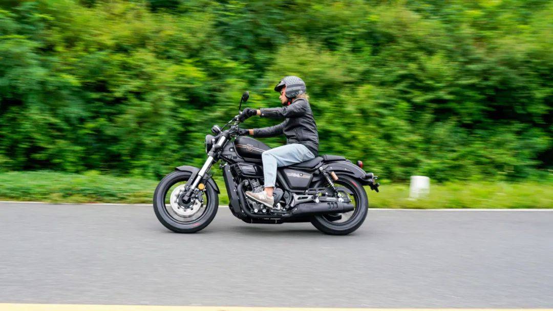 操控、骑行品质和颜值一样能打—26980起赛科龙RA401摩智测评_搜狐汽车_搜狐网