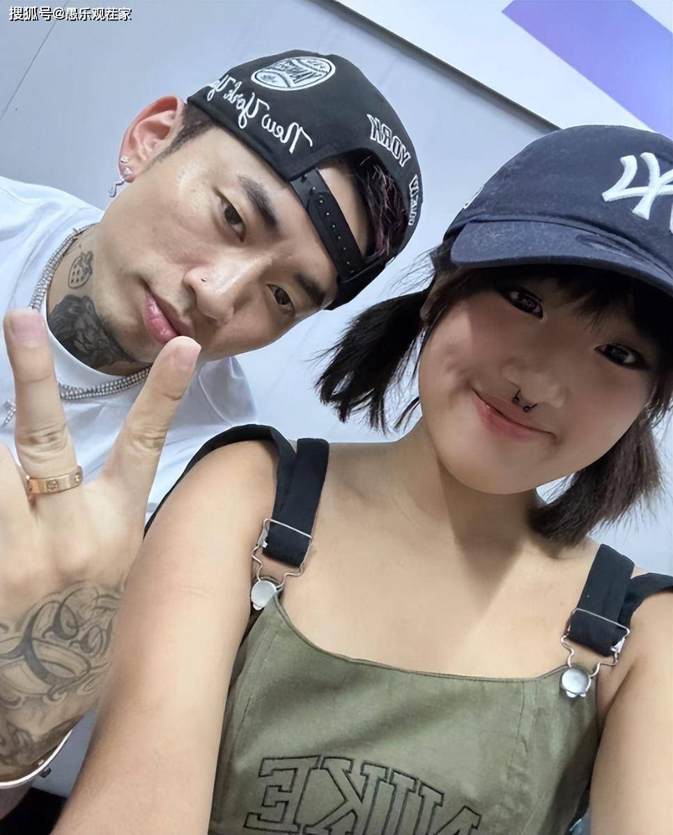 贾静雯大女儿现身上海，画眼线戴鼻环，成年后越来越放飞自我 -6parkbbs.com