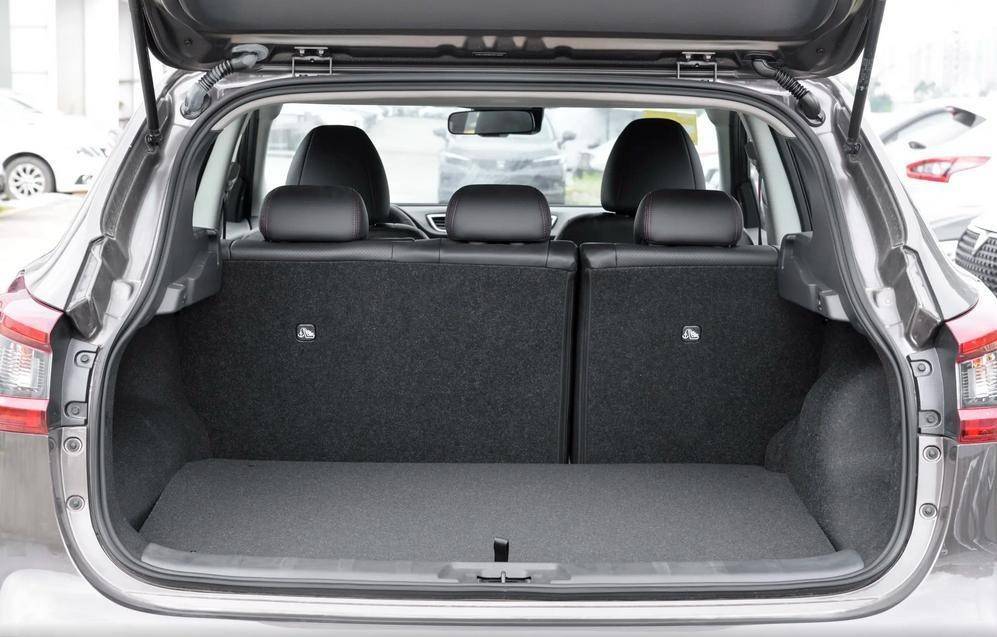 10万级别SUV怎么选？红旗HS3对比日产逍客，国产赢麻了_搜狐汽车_搜狐网