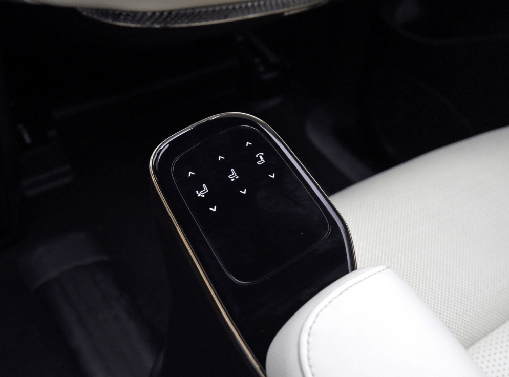 别克GL8压力大了，这车长超5米2造型霸气，内饰豪华，油耗5.42L_搜狐汽车_搜狐网