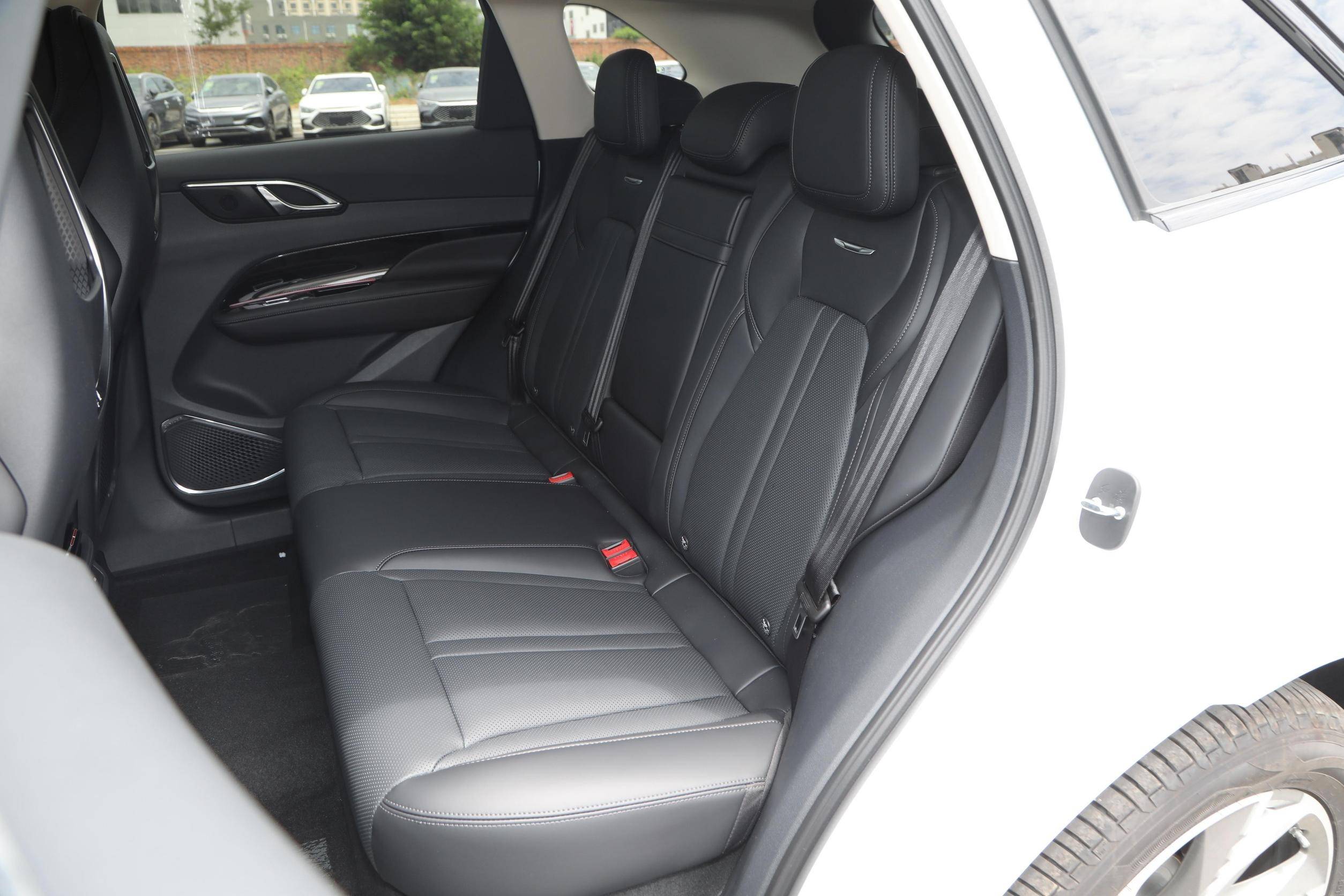 19万多提了台顶配红旗HS3，配置丰富，四驱6.9s破百，超出期待了_搜狐汽车_搜狐网