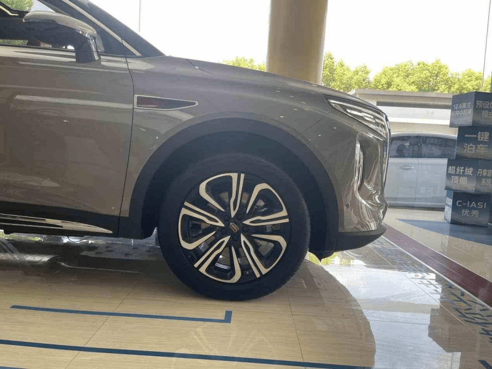 全方位升级，全系配2.0T+爱信8AT，实拍全新一代红旗HS7_搜狐汽车_搜狐网