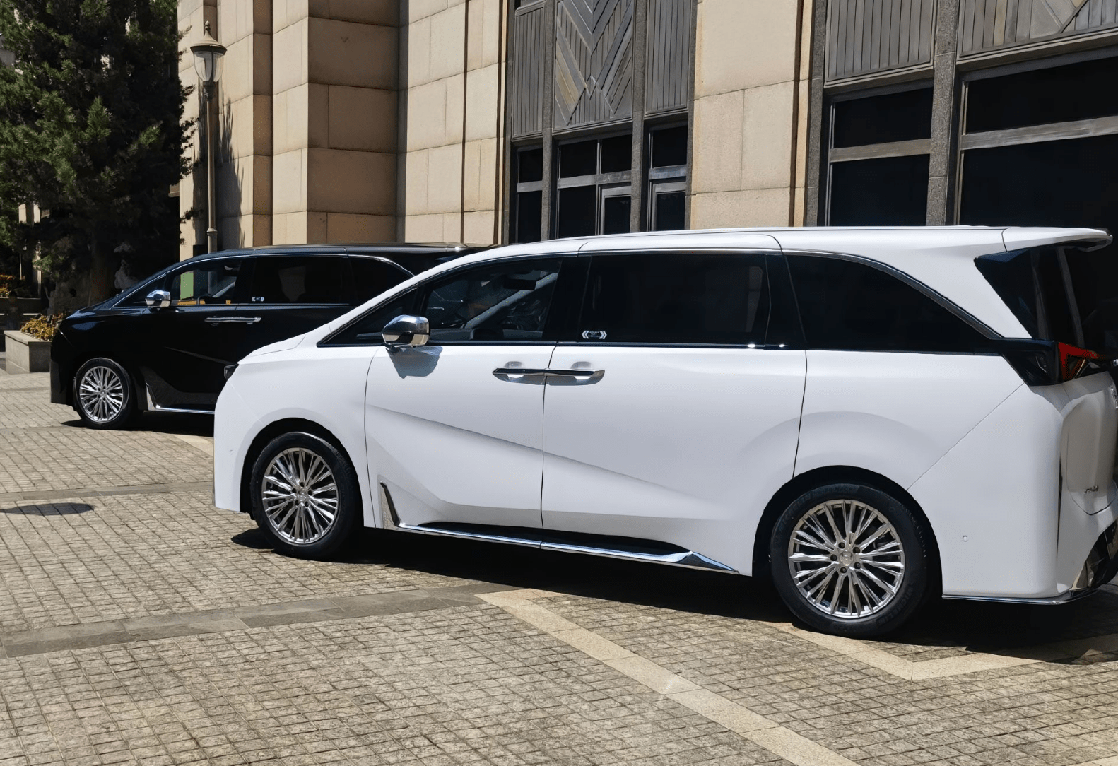 合创V09现身街头，雷克萨斯LM既视感，配激光雷达，还看腾势D9？_搜狐汽车_搜狐网