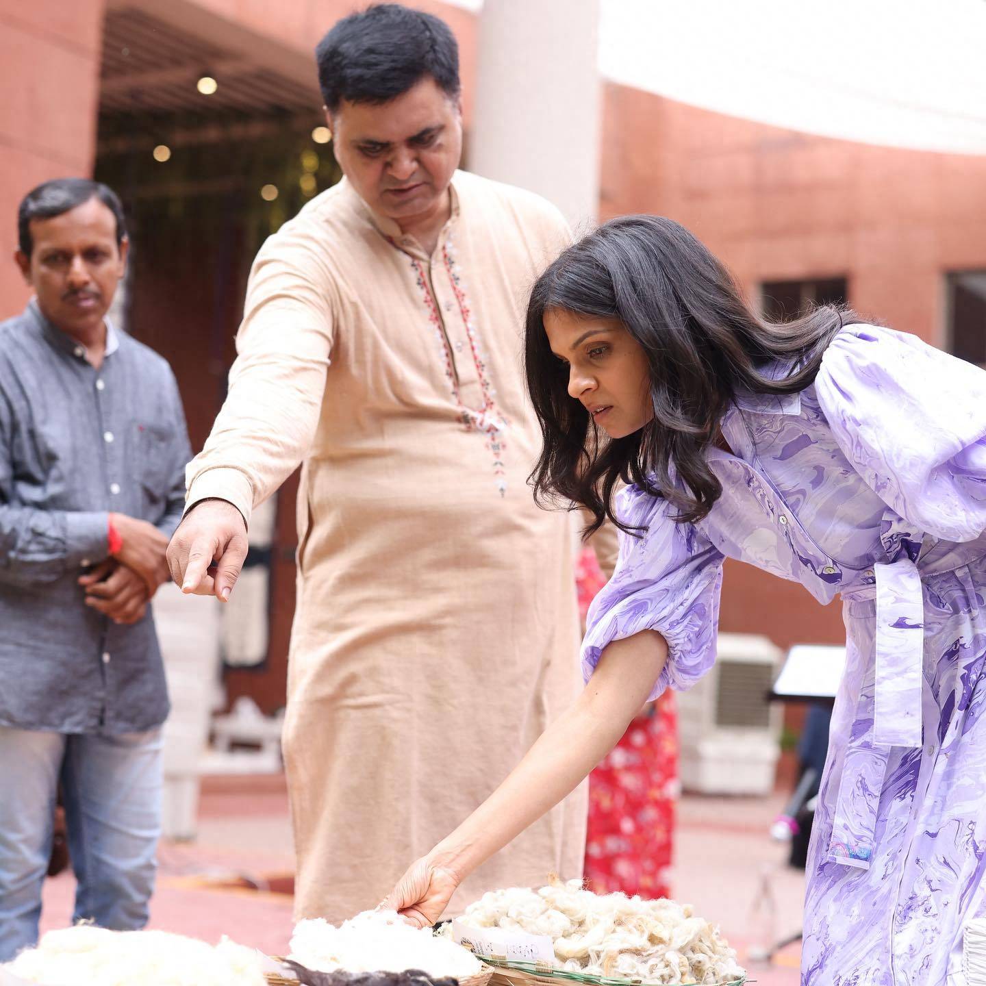 苏纳克夫人越来越美！一身珊瑚粉套装惊艳亮相， -6parkbbs.com