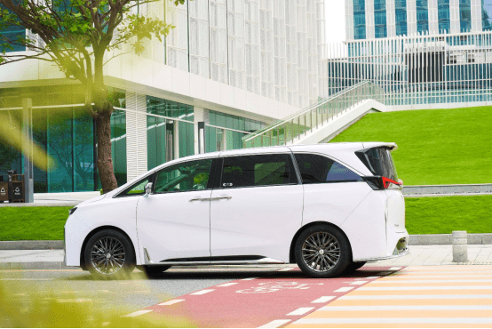 外观酷似埃尔法 合创全新纯电MPV V09上市，售价31.88万起_搜狐汽车_搜狐网