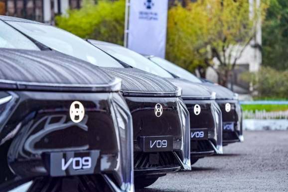 30万出头纯电MPV 配主动悬架+超充 合创V09哪款性价比最高？_搜狐汽车_搜狐网