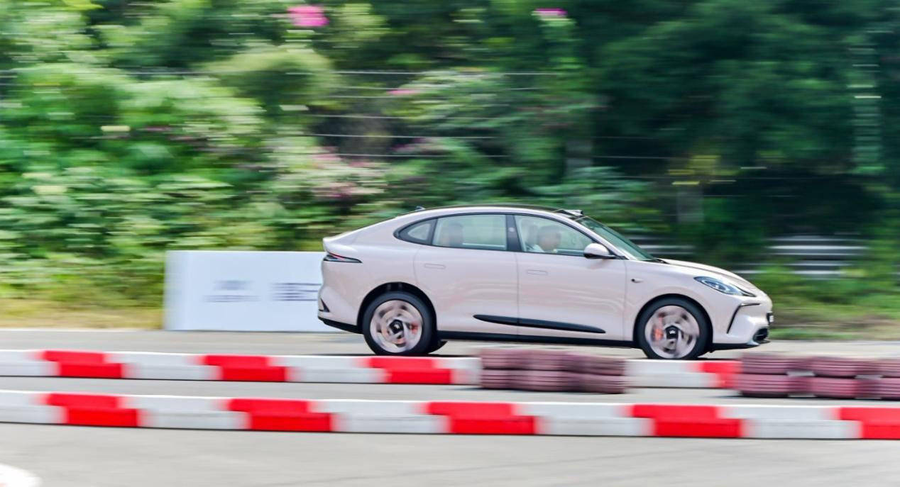 好看好开又智能，业内独创「雨夜模式」，试驾智己LS6_搜狐汽车_搜狐网