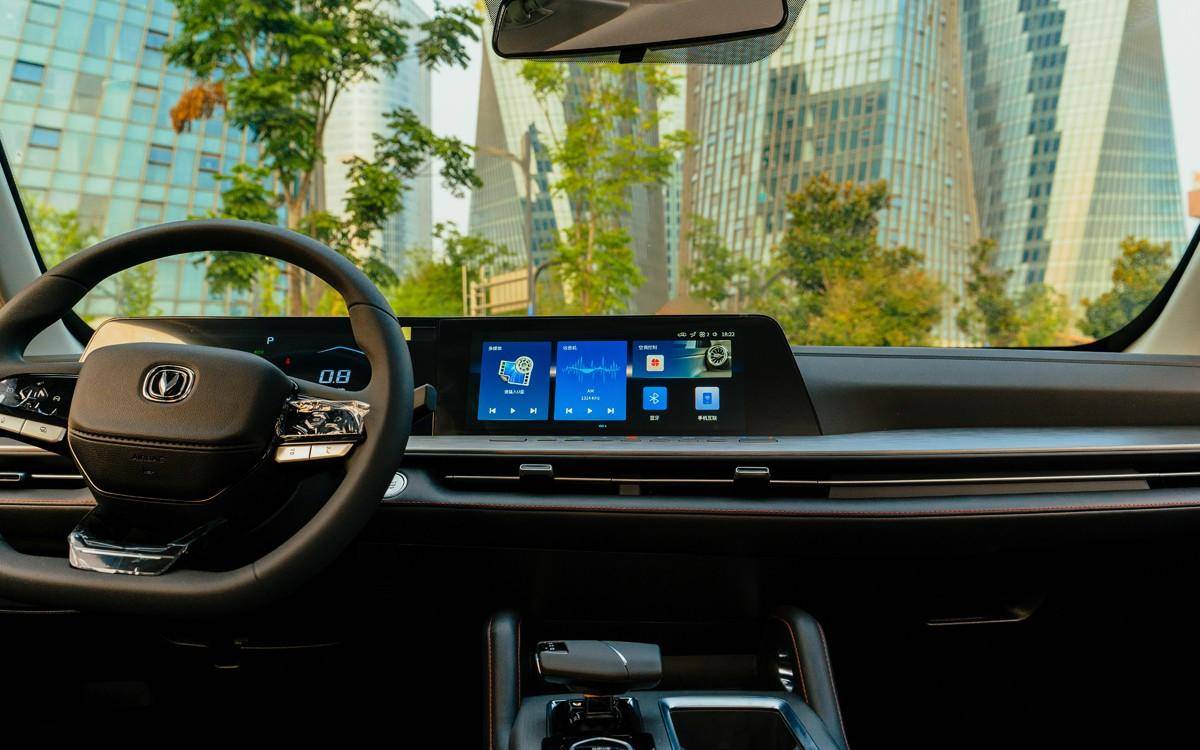 2.0T发动机配8AT变速箱，车长5米6，长安F70蓝鲸版仅需十万元_搜狐汽车_搜狐网