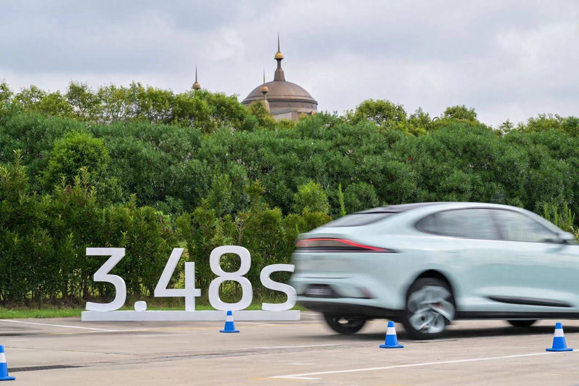 全域数字视野补盲+一键AI代驾，智己LS6 一键开启“新手快乐车”_搜狐汽车_搜狐网