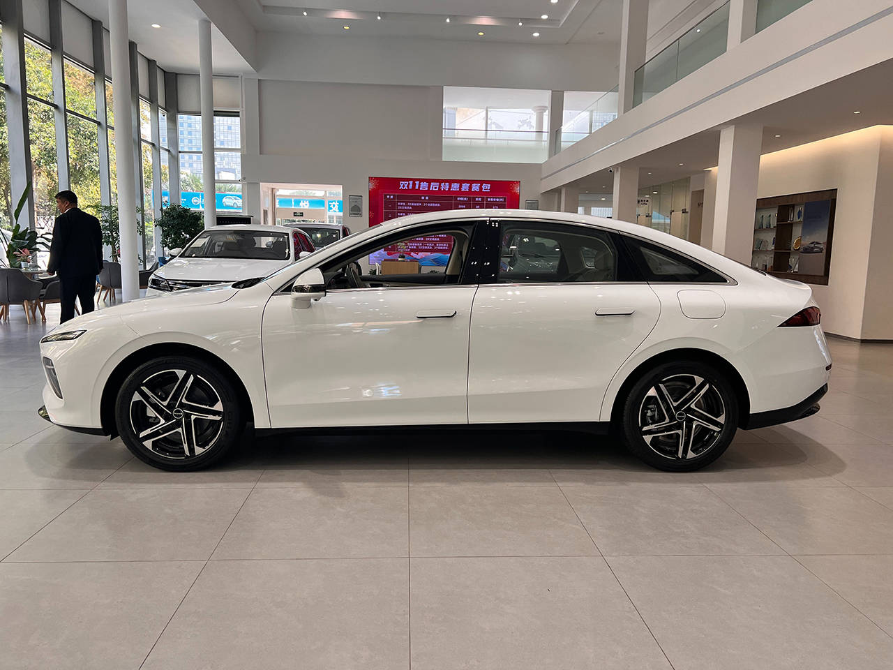 和比亚迪海豹抢蛋糕？最长续航610km，荣威D7 EV到店实拍_搜狐汽车_搜狐网