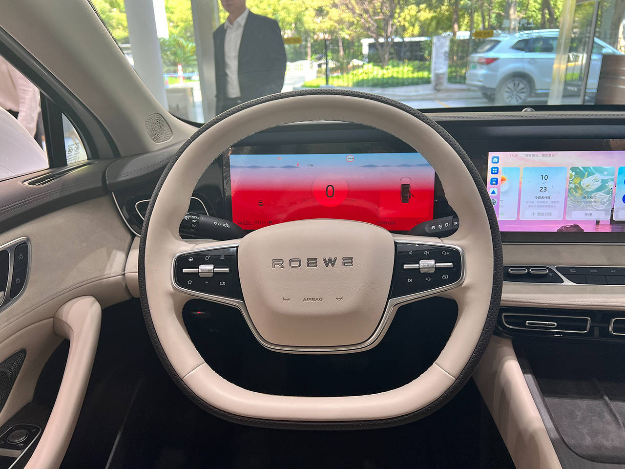 和比亚迪海豹抢蛋糕？最长续航610km，荣威D7 EV到店实拍_搜狐汽车_搜狐网