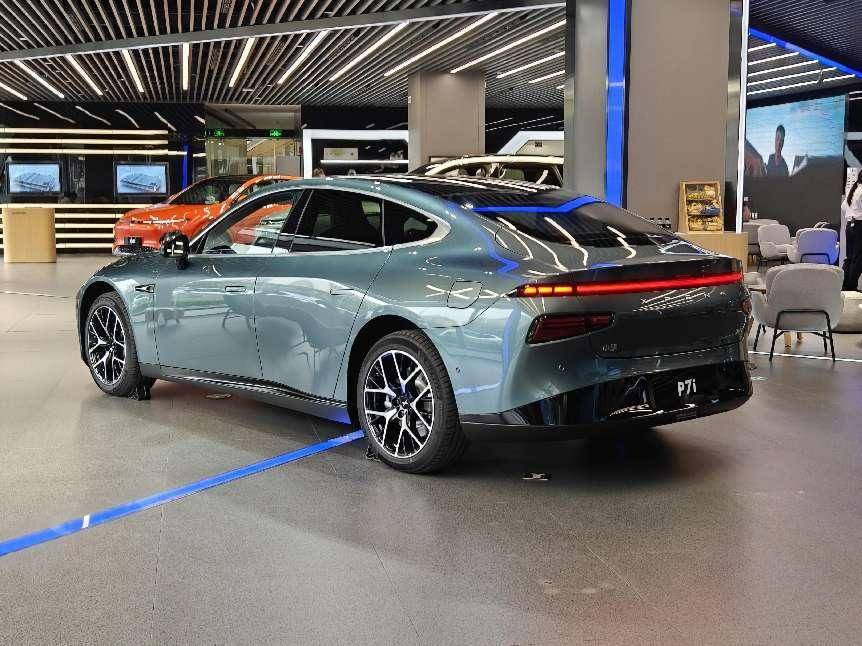 瞄准Model 3换新版而来，实拍小鹏P7i 550版本_搜狐汽车_搜狐网
