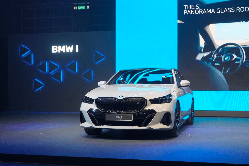 新一代宝马i5中国首发！零百加速6秒，续航582km，这数据够看吗？_搜狐汽车_搜狐网