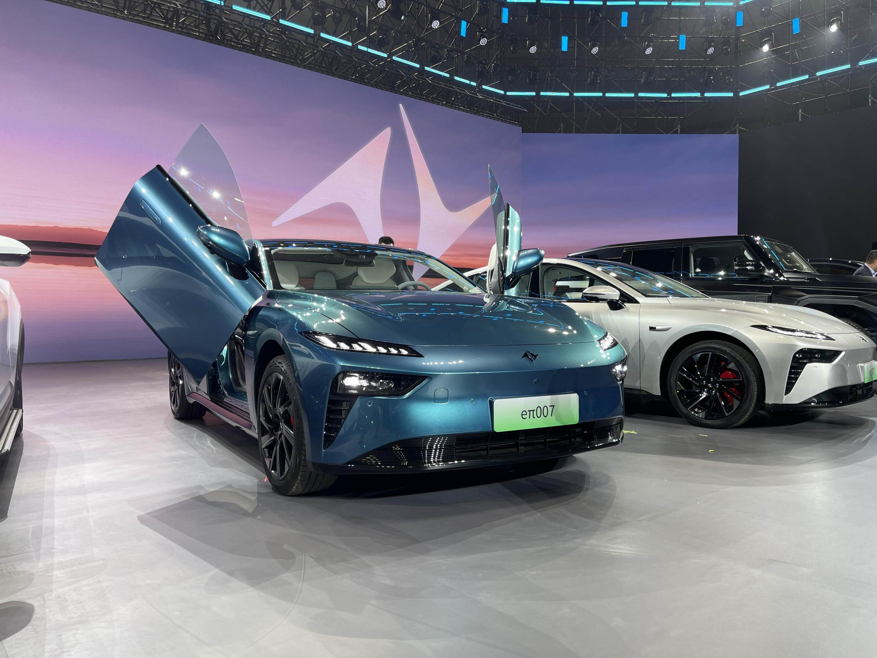 有20万还买油车？电四驱+剪刀门+800V的东风eπ 007更值得选_搜狐汽车_搜狐网