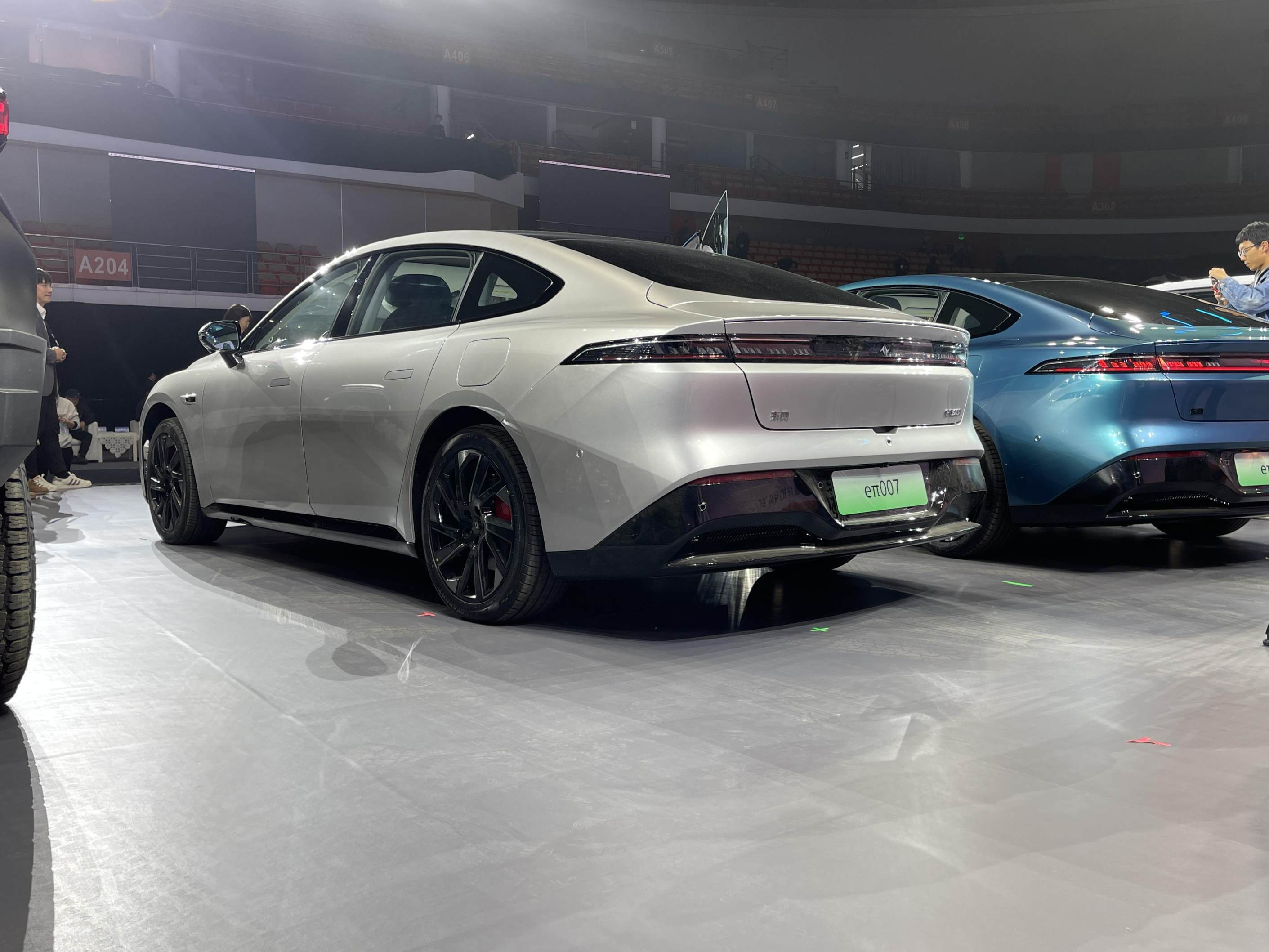 有20万还买油车？电四驱+剪刀门+800V的东风eπ 007更值得选_搜狐汽车_搜狐网