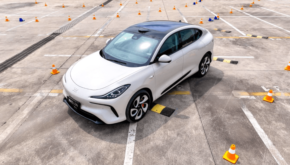 充电15分钟，续航500km，20万“卷王”智己LS6还有哪些黑科技？_搜狐汽车_搜狐网