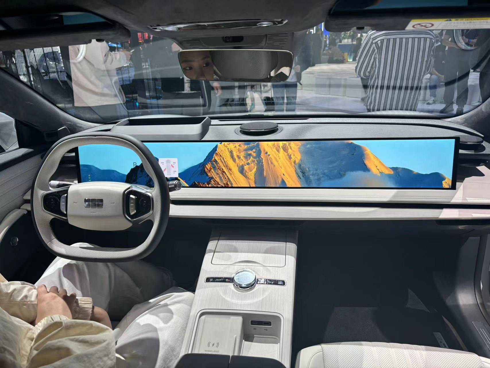 45英寸大屏幕！吉利银河E8配骁龙8295芯片，能否挑战比亚迪汉？_搜狐汽车_搜狐网