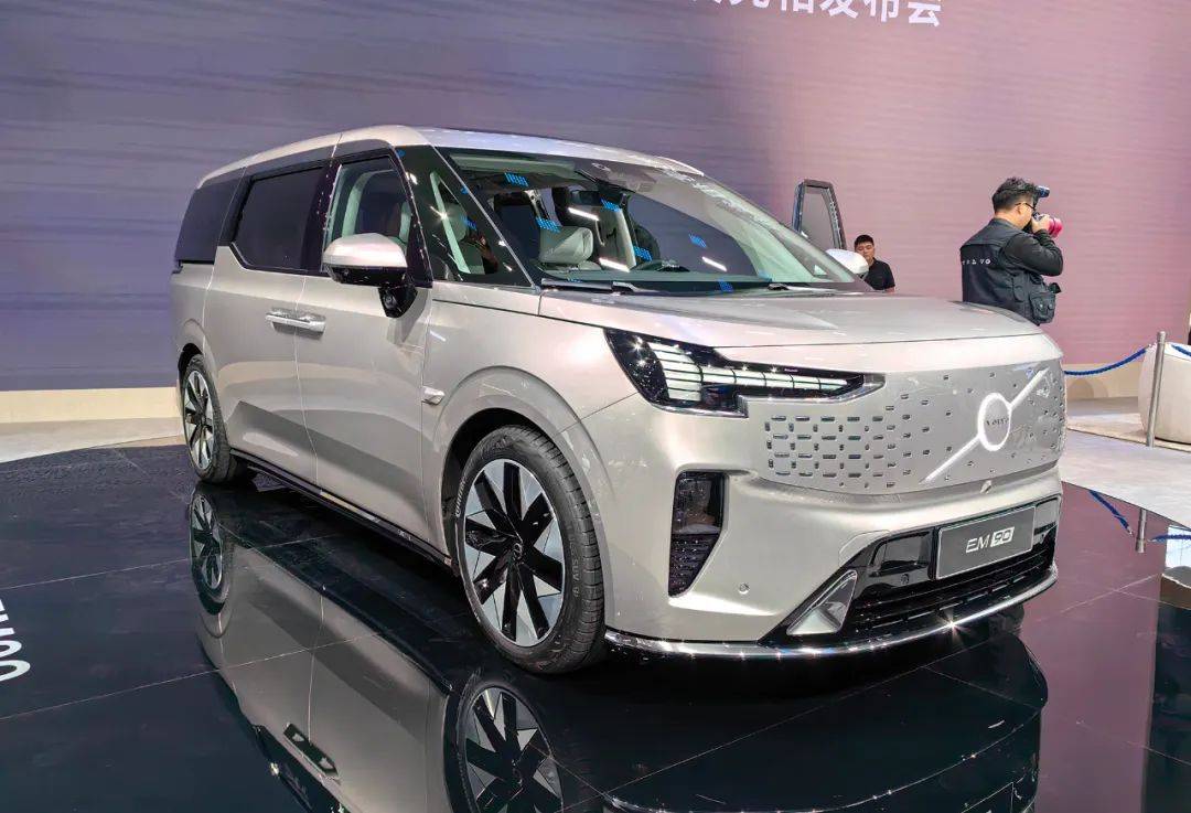 都是来自浩瀚架构，为什么极氪007和沃尔沃EM90相差60万元？_搜狐汽车_搜狐网