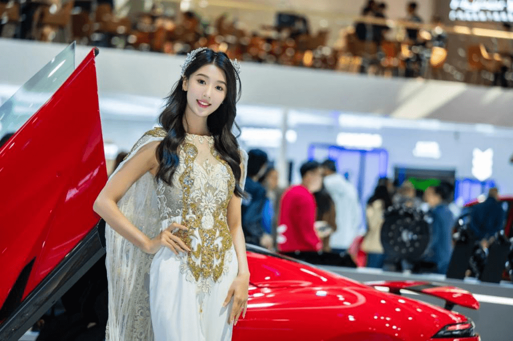 香车配美女，和猛士917、坦克700Hi4-T等硬派越野一样出圈的还有她们_搜狐汽车_搜狐网