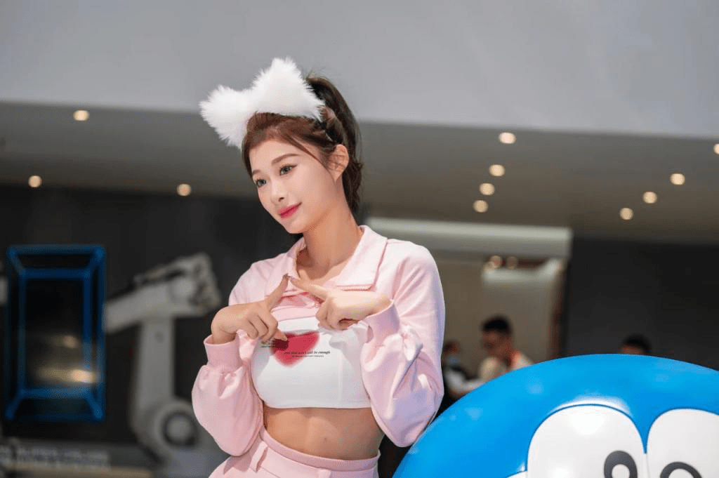 香车配美女，和猛士917、坦克700Hi4-T等硬派越野一样出圈的还有她们_搜狐汽车_搜狐网