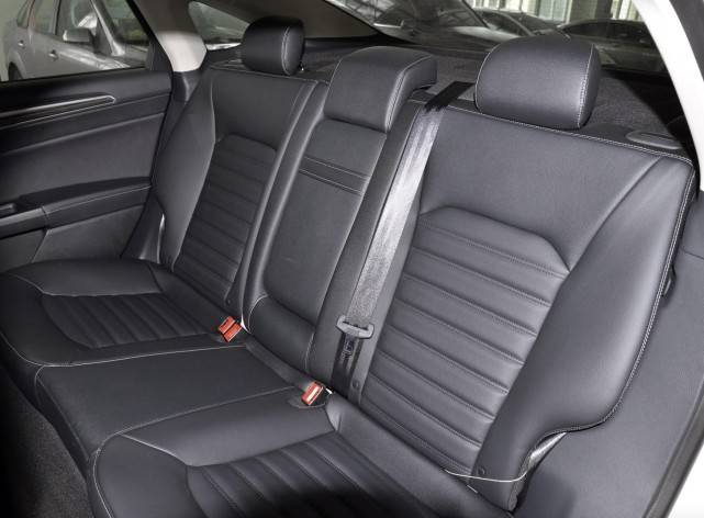 福特打造的“王牌”，轴距2945mm，起步就有233马力，入门即顶配 -6parkbbs.com