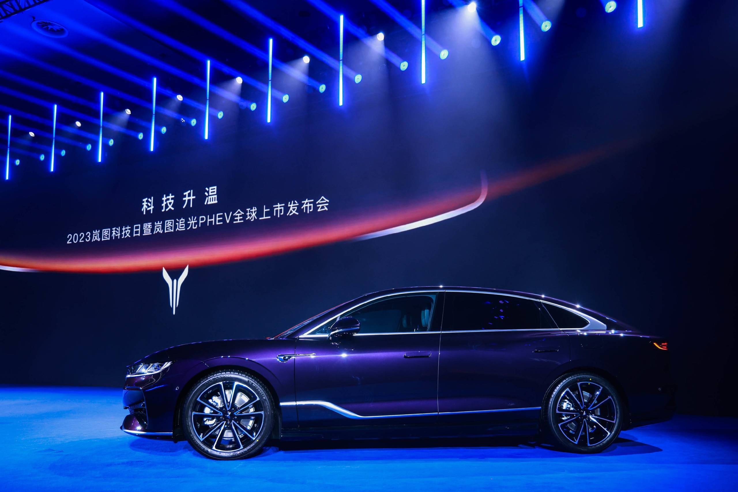 混动豪华轿车中的唯一，“智稳CEO”岚图追光PHEV 25.28万元起上市_搜狐汽车_搜狐网