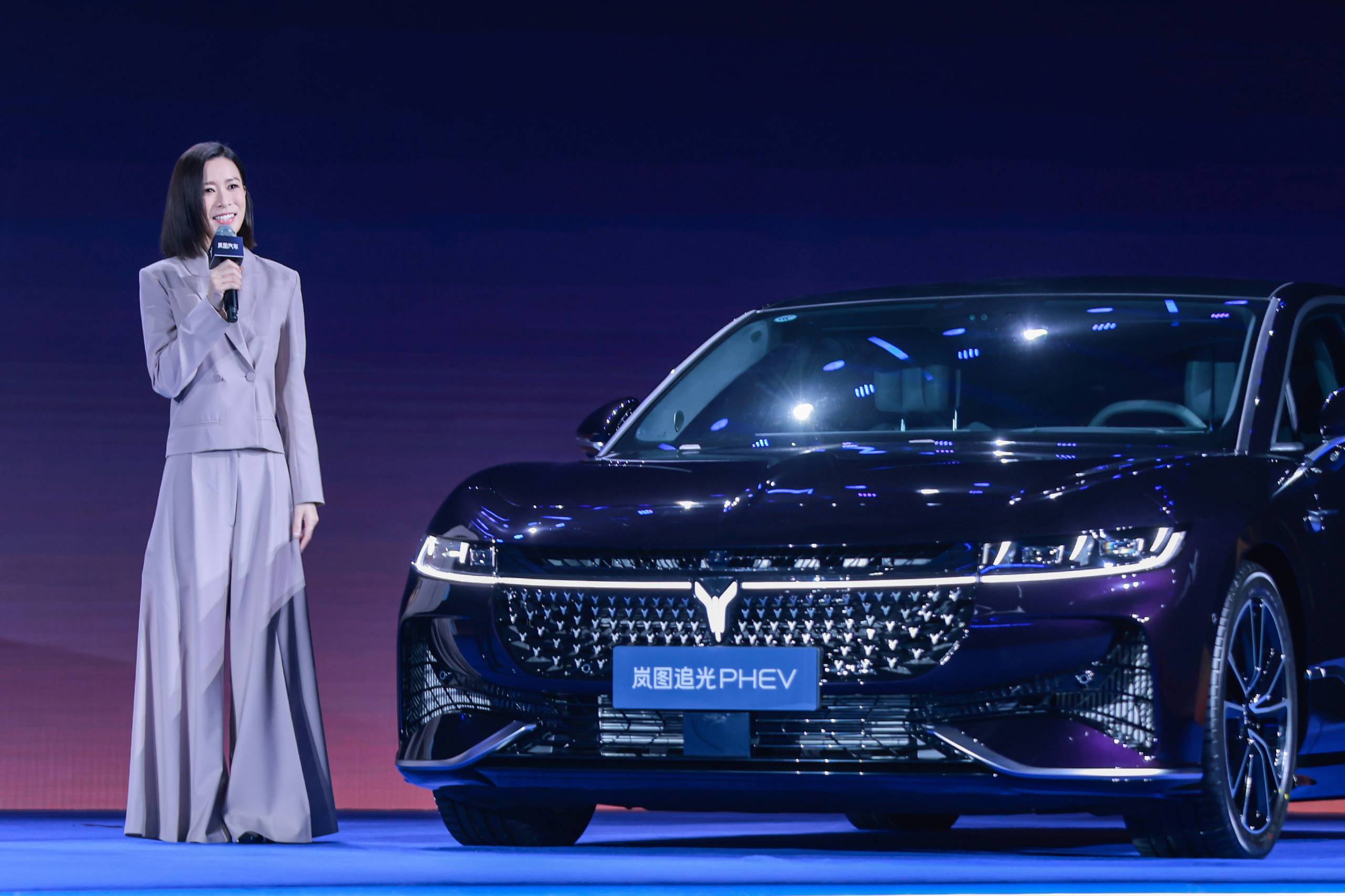 混动豪华轿车中的唯一，“智稳CEO”岚图追光PHEV 25.28万元起上市_搜狐汽车_搜狐网