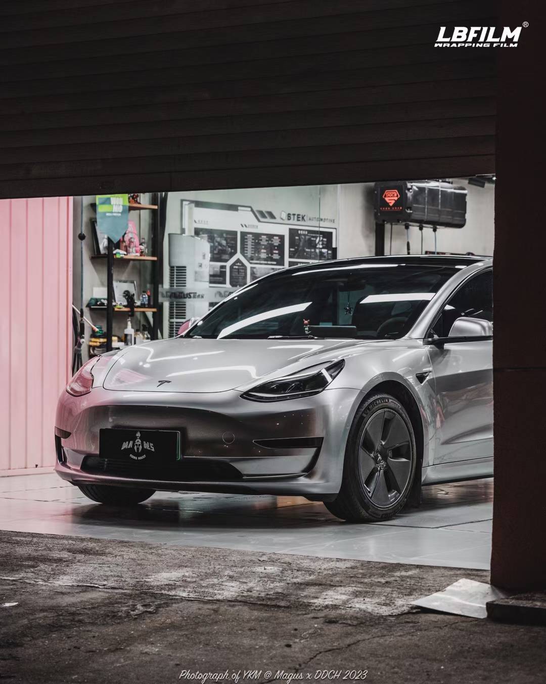 特斯拉model3-LB改色膜液态金属铝水银，就冲这个银色 绝绝子_搜狐汽车_搜狐网
