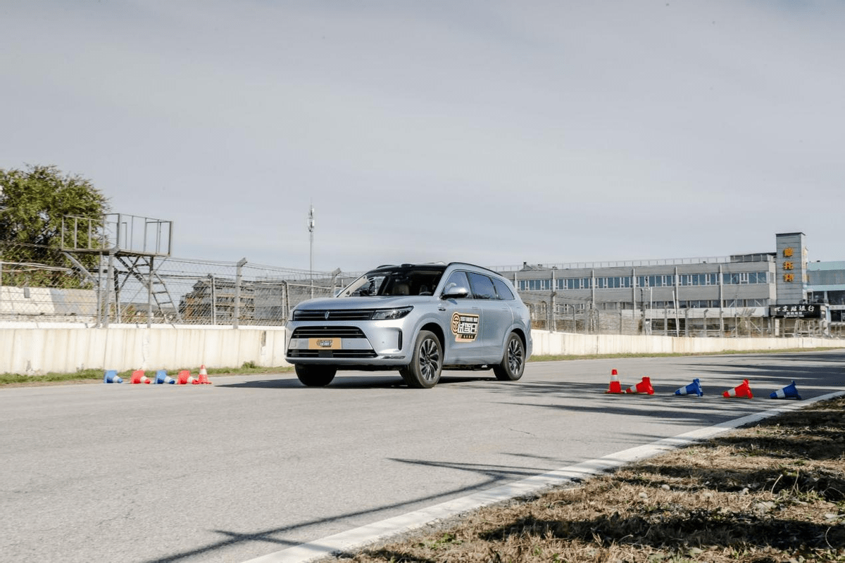 三大SUV大PK！理想L7颜面扫地，问界M7名声尽失，只有它一枝独秀_搜狐汽车_搜狐网